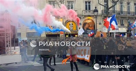 В Париже проходит марш за выход Франции из НАТО РИА Новости Медиабанк