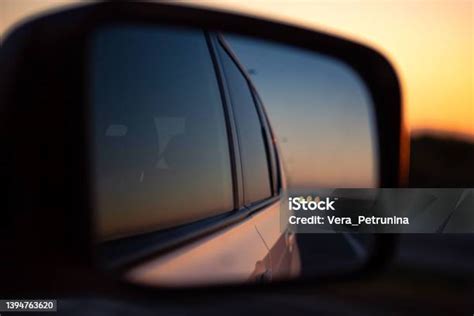 도로에 자동차 후면 거울 일몰에 반사 거울에 대한 스톡 사진 및 기타 이미지 거울 고속도로 공휴일 Istock