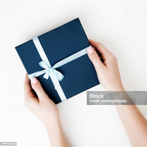 플랫이 하다 최고의 볼 수 있습니다 패션 및 뷰티 사진의 최소한의 스타일입니다 손 공예를 들고 종이 선물 상자 크리스마스 새 해 발렌타인 데이 또는 기념일에 대 한 선물로