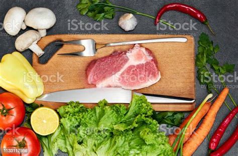 신선한 쇠고기 스테이크 나무 숟가락 신선한 야채 향기로운 허브 향신료와 요리에 대 한 야채 검은 배경 평면도 고기 0명에 대한 스톡 사진 및 기타 이미지 Istock