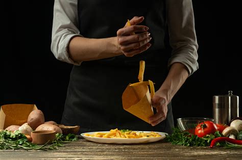 준비 감자 튀김 봉투에 부 어 요리사 야채와 함께 백그라운드에 고정 맛 있는 하지만 해로운 음식 요리 디자인 및 메뉴 집에서