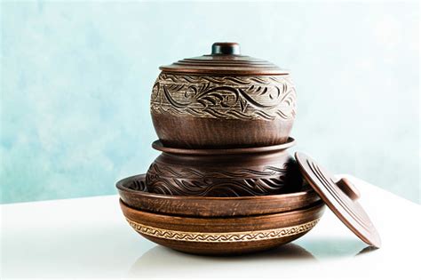 냄비 그리고 파란색 배경과 흰색 테이블에 점토의 접시 손으로 만든 점토 도자기 주방 용품입니다 레드 클레이 식기 0명에 대한 스톡 사진 및 기타 이미지 Istock