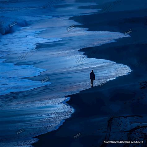 Ai创作图海里行走的人 落潮海滩人物 高清抽象时尚蓝色山水 海边穿越行走的人们 海边漫步剪影 孤独背影插画 海边暮色人影 男人海边剪影 插画海洋辽阔 孤独感插画 蓝调意境画 黄昏时在沙漠里孤独