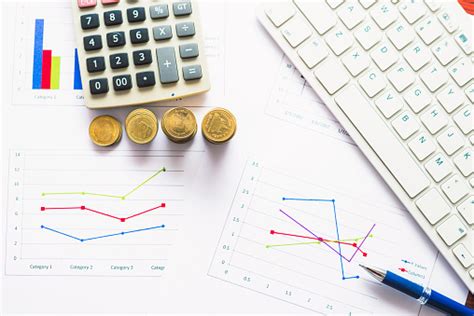 재무 회계 분석 문서 보고서 작업 진행 성장 그래프와 돈과 차트 와 펜 키보드 와 계산기 비즈니스 계획에 대 한 작업 0명에 대한 스톡 사진 및 기타 이미지 Istock