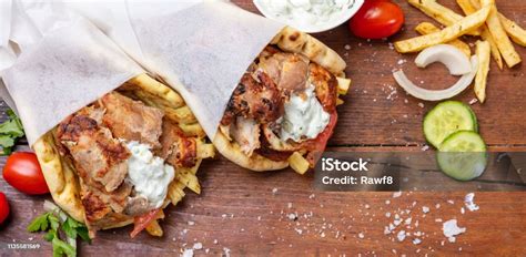 자이로 피타 샤 왈 마 테이크 멀리 길거리 음식 전통적인 그리스 터키어 나무 테이블에 고기 음식 기로스 음식에 대한 스톡 사진 및 기타 이미지 Istock