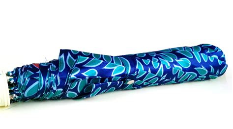 흰색 배경에 격리 된 점선 스틸 블루 컬러 커버의 접힌 컴팩트 우산 0명에 대한 스톡 사진 및 기타 이미지 0명 8 가을 Istock