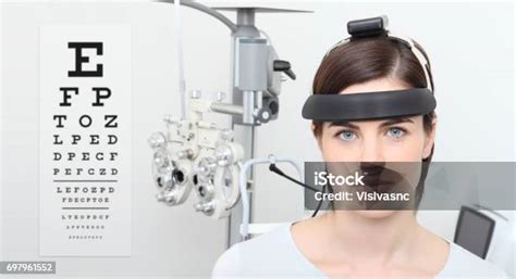 시력 측정 균형 테스트 및 비주얼 차트 배경 눈 검사 안과 개념 여자 각막에 대한 스톡 사진 및 기타 이미지 각막 개선