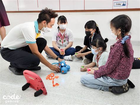 Code Genius 💡 สถาบัน Code Genius ได้นำทีมคุณครูไปสอน