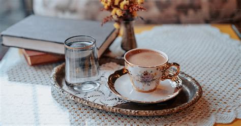 커피 한 잔과 테이블 위의 책 사진 Unsplash의 컵 이미지