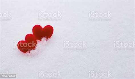 자연 백설에 밝은 붉은 마음 공간을 복사합니다 해피 발렌타인 데이와 사랑 개념 인사말 카드 모형 0명에 대한 스톡 사진 및 기타 이미지 Istock
