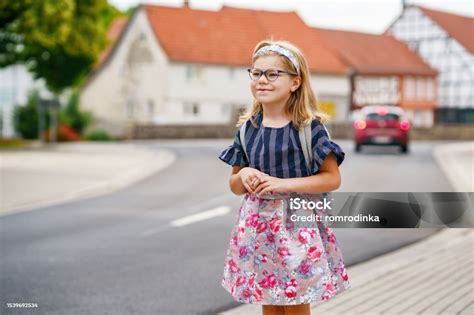 학교에 가는 길에 어린 미취학 소녀 보육원과 유치원으로 걸어가는 건강하고 행복한 아이 안경을 쓰고 배낭을 메고 야외에서 웃고 있는 아이 학교로 돌아 가기 4 5세에 대한