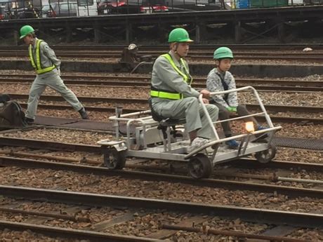 保線用の軌道自転車に乗車し、鉄道員の業務を体験 富山経済新聞