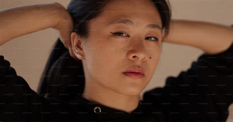 Una Mujer Con Las Manos En La Cabeza Foto Imagen De Mujer Hermosa En