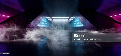 연기 미래 공상 과학 Fi 네온 형광 역동적 인 가상 현실 보라색 레드 블루 빛나는 그런 지 콘크리트 어두운 빈 터널 지하철 차고 우주선 반사 3d 렌더링 0명에 대한 스톡