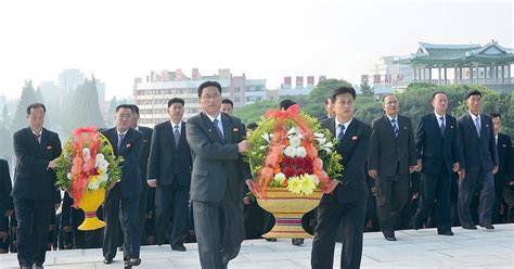 북한 조국해방 79주년 맞아 김일성·김정일 동상에 헌화