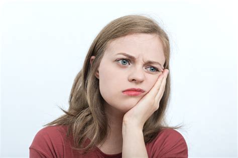 젊은 백인 여자 소녀 와 슬픈 화가 사려 깊은 표정 생각 무엇을 해야할지 감정에 대한 스톡 사진 및 기타 이미지 감정 기진