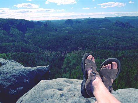 E Roca De La Piedra Arenisca Sobre El Valle Imagen De Archivo Imagen De Bosque Pico 150301171