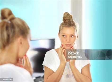 노화 방지 눈 치료 얼굴 마스크를 적용 하는 그의 언더 아이 주름을 돌보는 여자 다크 서클눈 패치 45 49세에 대한 스톡 사진 및 기타 이미지 Istock