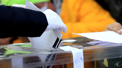 Протест пред НС срещу връщането на хартиените бюлетини Nova