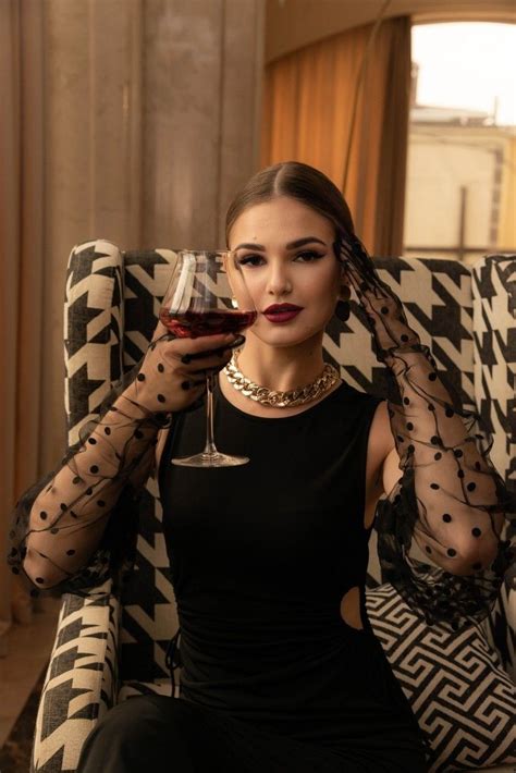 Красивая девушка девушка с вином идеи для фотосессии Femme Jeune Femme Élégance