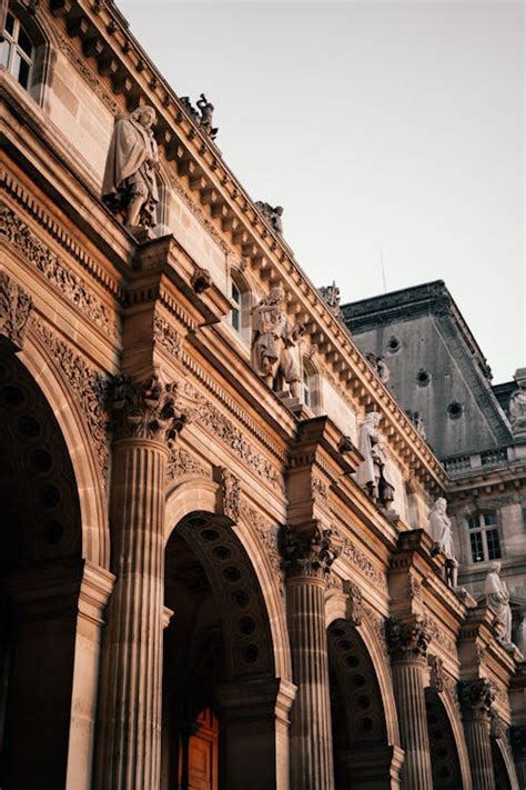 거리 건물 건물 외관 건축 고대의 고전 건축 관광 명소 기념물 기둥 도시 풍경 도시의 돌 뒤 디자인 랜드마크 루브르 루브르 박물관 문화 유산