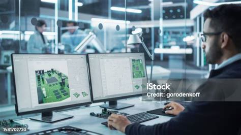 공장에서 컴퓨터 Cad 소프트웨어에서 회로 마더보드의 3d 모델을 개발하는 잘 생긴 히스패닉 산업 엔지니어의 초상화 현대 기술