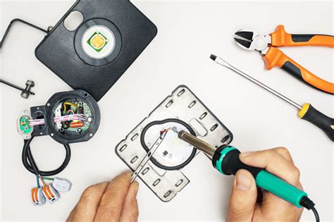 전기 기술자는 납땜 인두를 사용하여 전기 장비의 전선을 연결합니다 전기 장비 수리의 개념 중소기업 납땜이 된에 대한 스톡 사진 및 기타 이미지 Istock