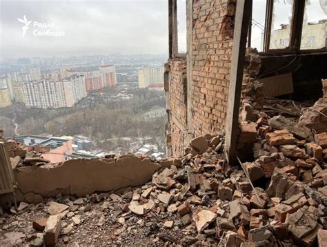 Наслідки влучання уламків дрона в багатоповерхівку у Києві