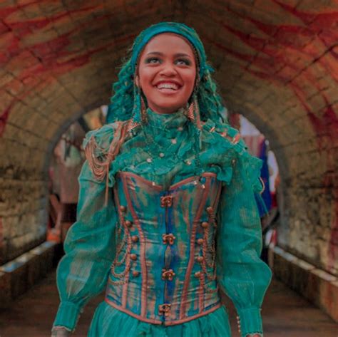 China Anne Mcclain Uma Gif China Anne Mcclain Uma Descendants Discover Share Gifs Artofit