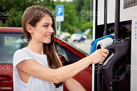 그녀의 전기 자동차를 충전 하는 여자의 초상화 개념에 대한 스톡 사진 및 기타 이미지 개념 고속도로 교통수단 Istock