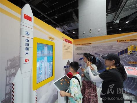 北京：“无声的惊雷”展览吸引观众 人民图片网