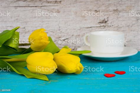 커피 컵과 청록색 나무 테이블에 두 개의 빨간 하트와 노란 튤립 3월에 대한 스톡 사진 및 기타 이미지 3월 4월 계절 Istock