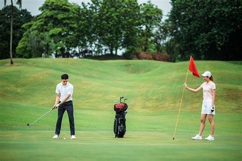 아시아 중국 젊은 커플 골퍼 도청 에 골프 공 에 A 구멍 에 이 골프 코스 골프에 대한 스톡 사진 및 기타 이미지 골프 2명 경관 Istock