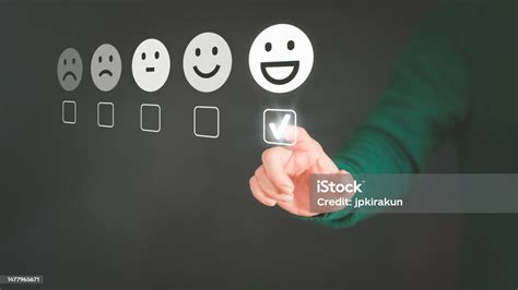 행복한 웃는 얼굴 아이콘의 가상 화면을 터치하는 남자는 서비스에 만족을 줍니다 매우 감동 평가 평가 고객 서비스 평가 및 만족 개념 개념에 대한 스톡 사진 및 기타 이미지