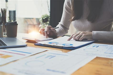 사무실 세무 회계 통계 및 분석 연구 개념의 목조 책상에 감사 금융 예산에 계산기를 사용하여 비즈니스 여성을 닫습니다 놀라움에 대한 스톡 사진 및 기타 이미지 Istock