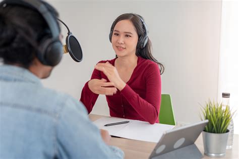 스튜디오에서 아시아 라디오 호스트 팟 캐스트 남성과 여성 화자는 컴퓨터의 마이크와 카메라를 통해 이야기합니다 아침에 산다 25 29세에 대한 스톡 사진 및 기타 이미지