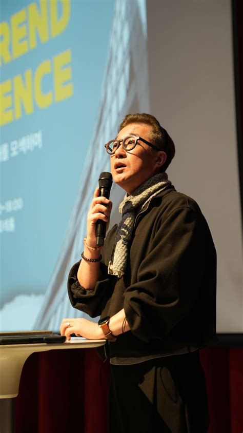 Linkedin 인사이트 클럽 페이지 김우정 총감독의 사회와 인사이트 클럽 주관으로 진행된 2024 공간 트렌드 행사 사진입니다 홍익대학교 나건 교수의 키노트 스피치와