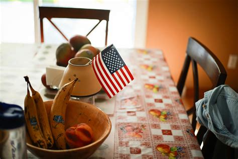 가을 가정 용품 갈색 식탁보 과일 국내 설정 냅킨 노란 과일 단순한 생활 대낮 따뜻한 러스틱 모과 모카 냄비 목조 미니멀리스트 빈티지 의자 식사