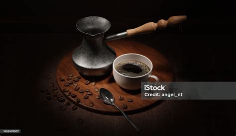 오래된 커피 포트에서 쏟아진 머그잔에 담긴 신선한 블랙 커피 테이블에 커피 콩 향기로운 음료 3d 렌더링 0명에 대한 스톡 사진