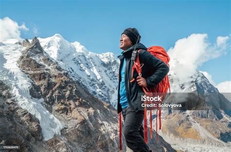배낭을 메고 있는 셰르파 남자의 초상화는 메라 봉우리 6476m를 배경으로 산의 전망과 신선한 공기를 즐기고 있다 산 등반 중 높은 히말라야 원정대 여행과 활동적인 사람들의