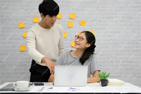 Premium Photo Man Woman Colleagues Discussing Ideas On Computer Startup Teamwork Coworking