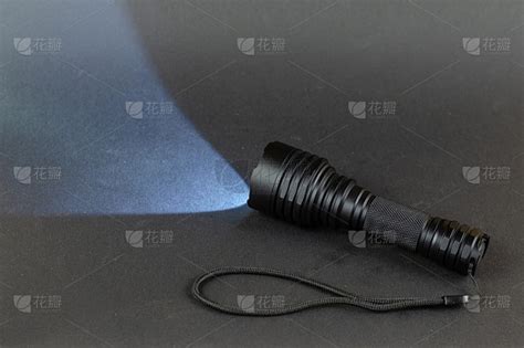 高性能led手持式手电筒照亮空间