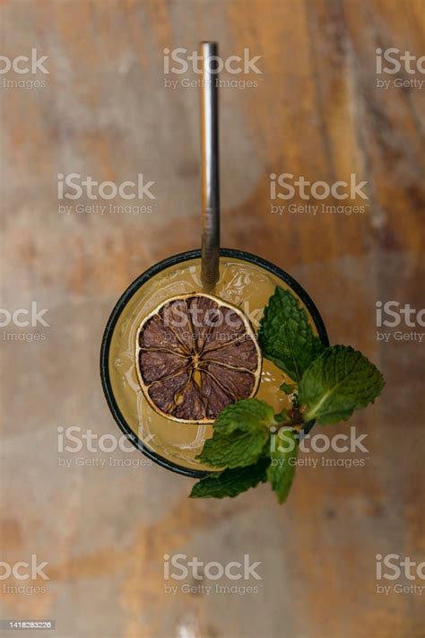 민트와 말린 오렌지 조각이있는 오렌지 주스 레스토랑의 바에서 제공됩니다 코스타리카에 대한 스톡 사진 및 기타 이미지 코스타리카 호텔 0명 Istock