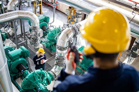 정유 공장에서 석유 및 가스 생산을 제어하는 산업 감독자 또는 엔지니어 액화천연가스에 대한 스톡 사진 및 기타 이미지 액화천연가스 품질 관리 관로 Istock