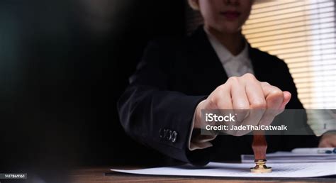 상속 및 금융 변호사 사람은 부동산 서비스 문서에 대한 고객 계약에 대한 법률 계약 고문을합니다 심판 사무소는 투자를하고 부를 절약하기위한 회의를하고 공간을 복사합니다