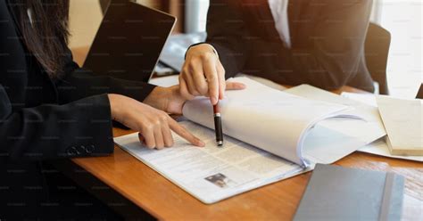 사무실에서 함께 비즈니스 프로젝트를 분석하고 연구하는 비즈니스 팀 정장을 입은 사업가 및 사업가의 자르기 샷 사진 Unsplash의 문서 이미지