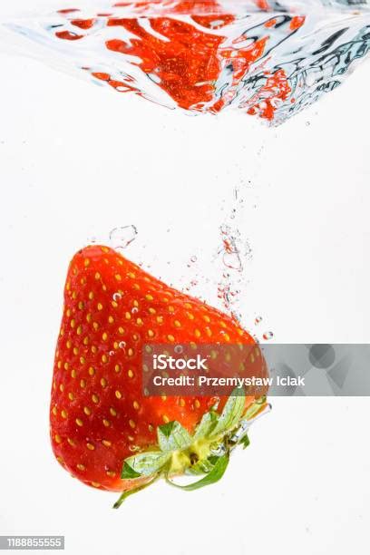 딸기는 큰 물놀이와 함께 물 속에 깊이 빠진다 흰색 배경에 맑은 물에 가라 앉는 과일 가라앉음에 대한 스톡 사진 및 기타 이미지 가라앉음 과일 기포 Istock