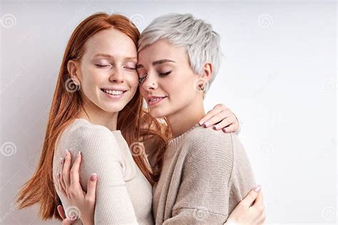 Due Splendide E Sexy Coppia Di Ragazze Lesbiche Lgbtq Che Si