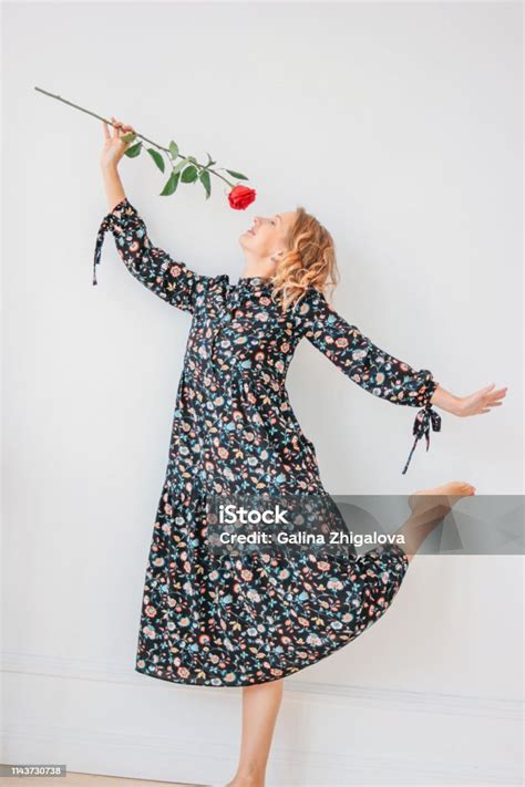 아름 다운 낭만적 인 젊은 금발 여자와 드레스에 빨간 장미 흰색 Walll 배경 전체 길이 초상화 개념에 대한 스톡 사진 및 기타 이미지 Istock