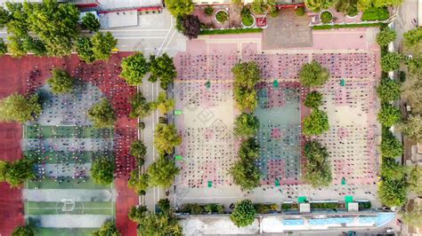 俯拍校园操场运动图片 包图网企业站